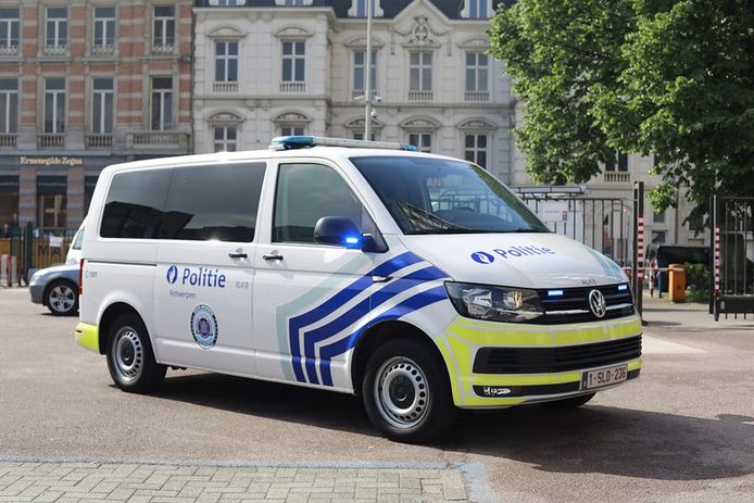 Politie ontdekt illegale activiteiten in garageboxen | Antwerpen | hln.be