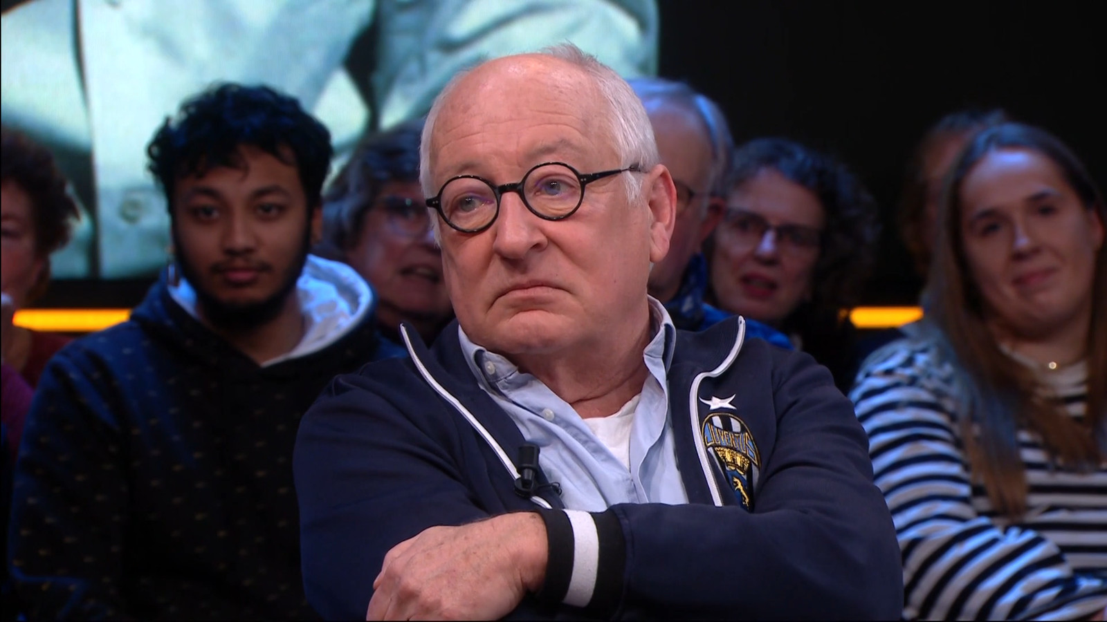 Youp van ’t Hek is stil te krijgen: cabaretier met tranen in zijn ogen ...