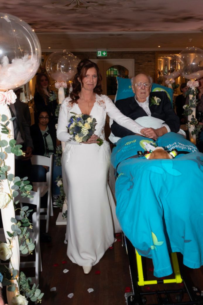 Tranen bij iedereen in trouwzaal als ongeneeslijk zieke Rob zijn ...