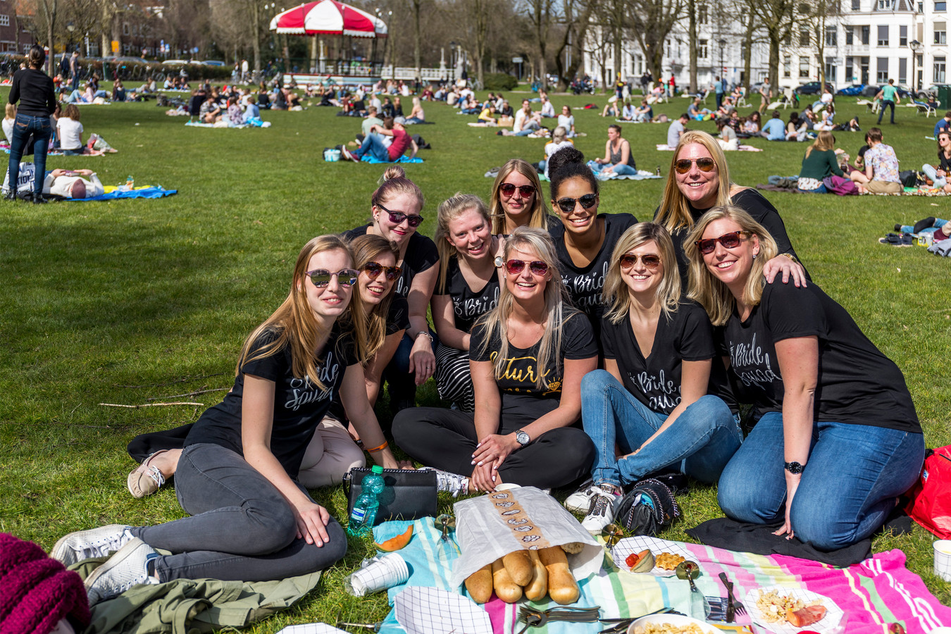 Heel Utrecht geniet van de zon op eerste mooie lentedag | Foto | AD.nl