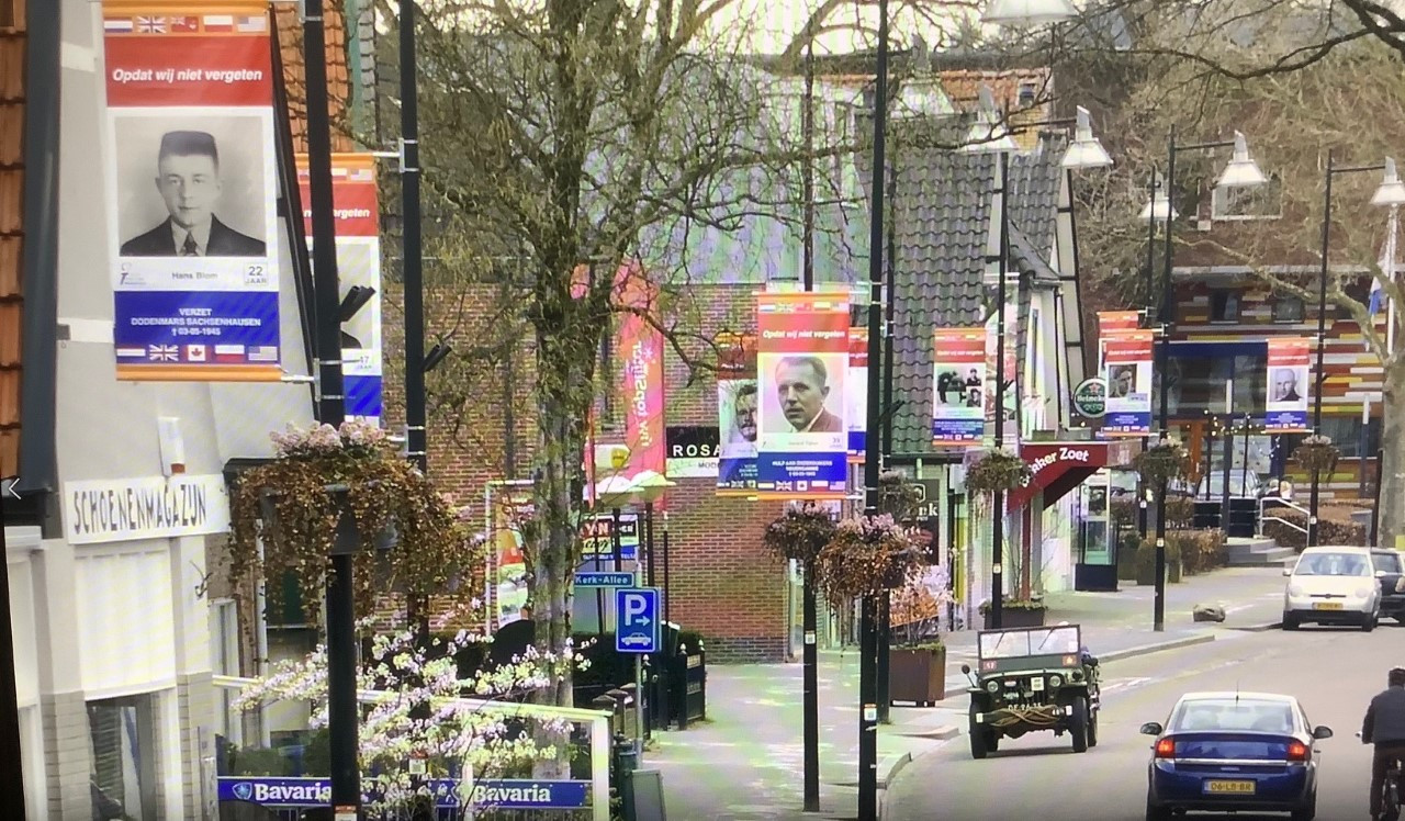 Vlaggen in centrum Beekbergen vertellen over Tweede Wereldoorlog. Drie ...