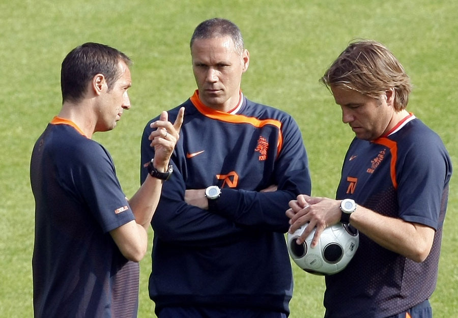 Van Basten moet nog even puzzelen | Foto | gelderlander.nl