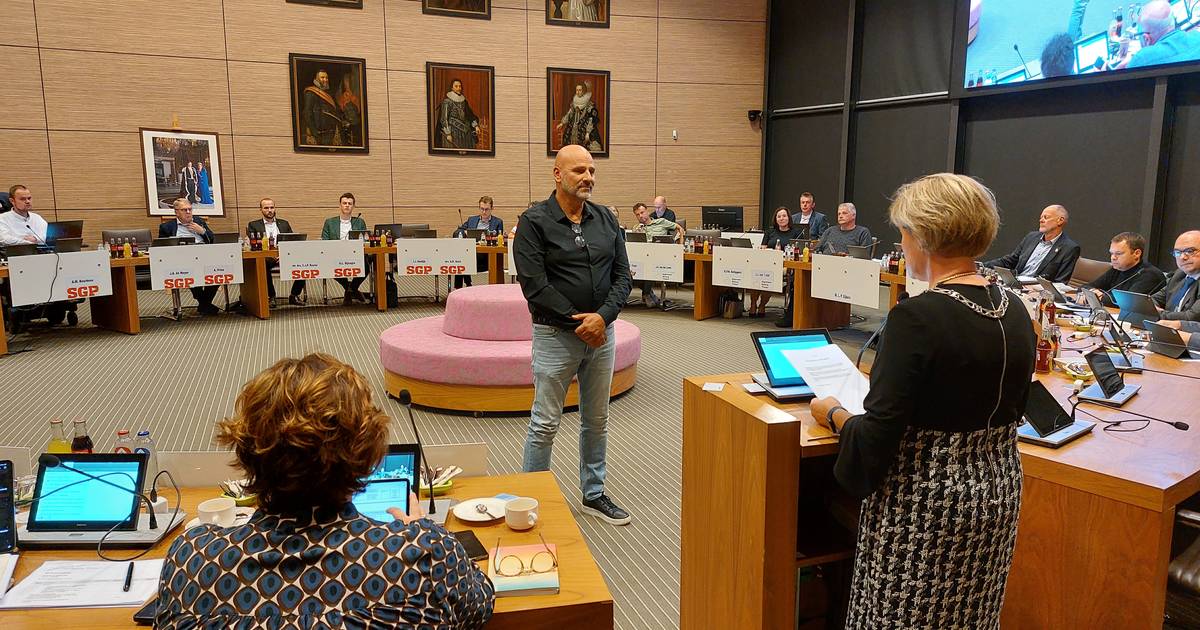 Politieman John van der Linde begint als raadslid in Tholen | Tholen ...