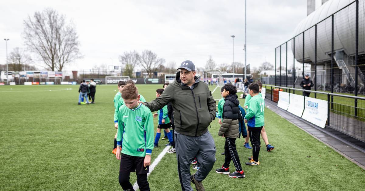 Een dagje vrij voor de jongens van voetbalcoach Jordy (40) uit Almelo ...
