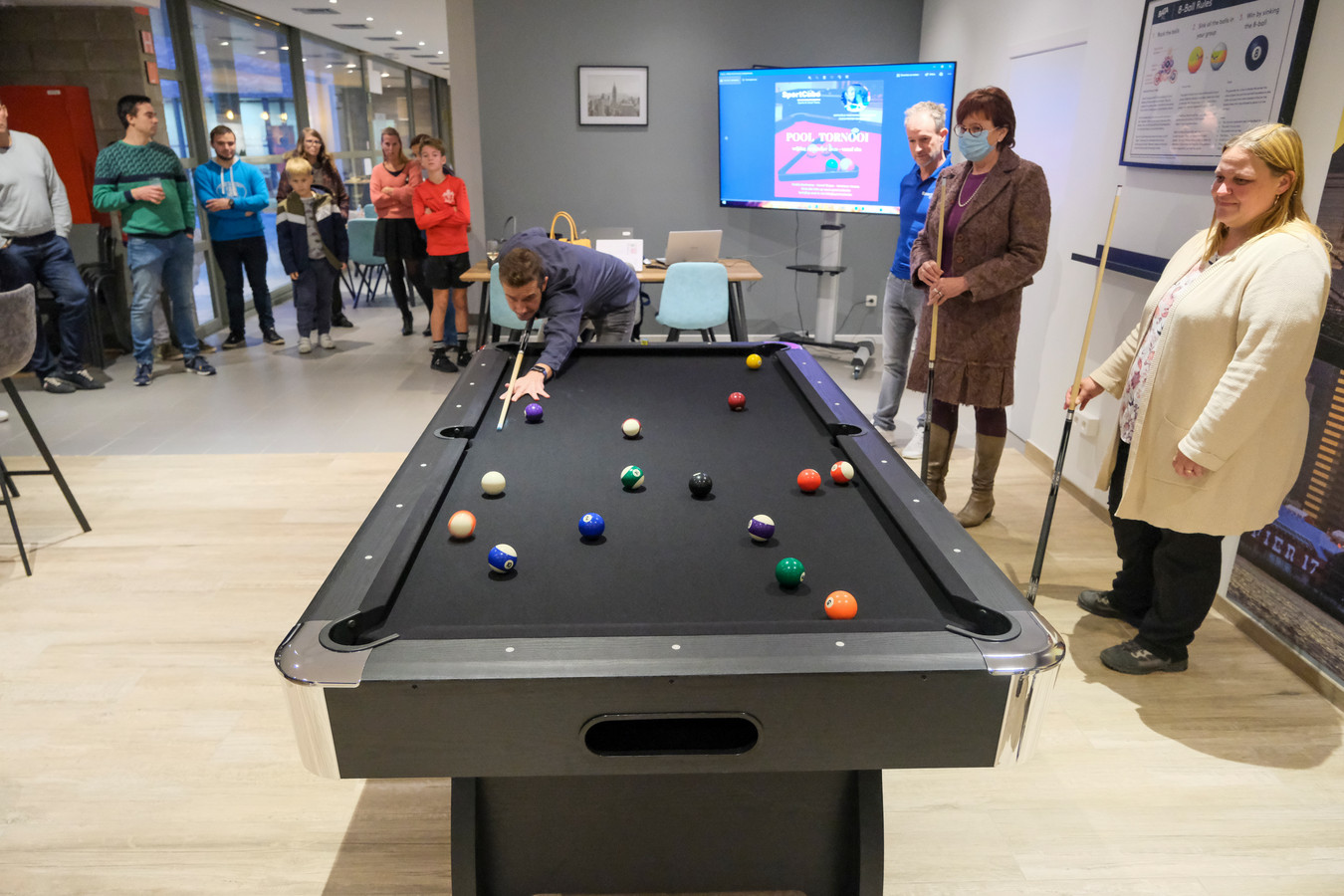 Kleinzoon biljartlegende Raymond Ceulemans speelt pooltafels SportCube ...
