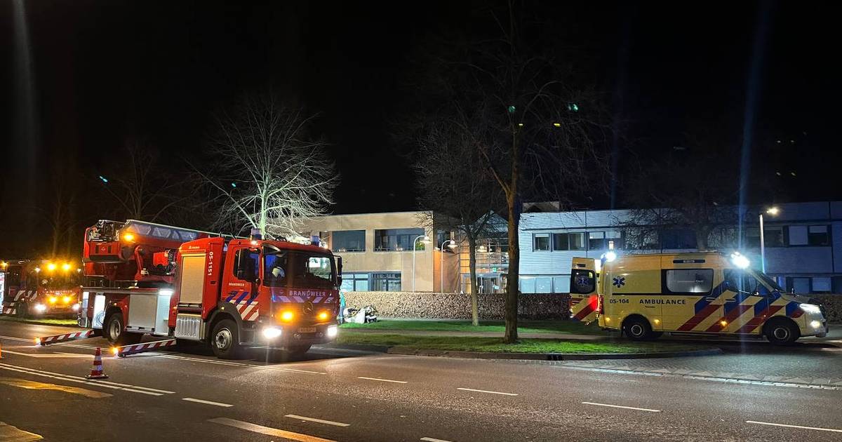 Persoon rijdt in Hengelo met scootmobiel water in en wordt er met een ...