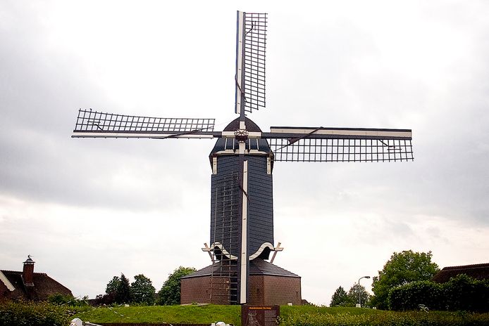 Molensteen na 40 jaar in de tuin van de buren weer ‘thuis’ bij de molen ...