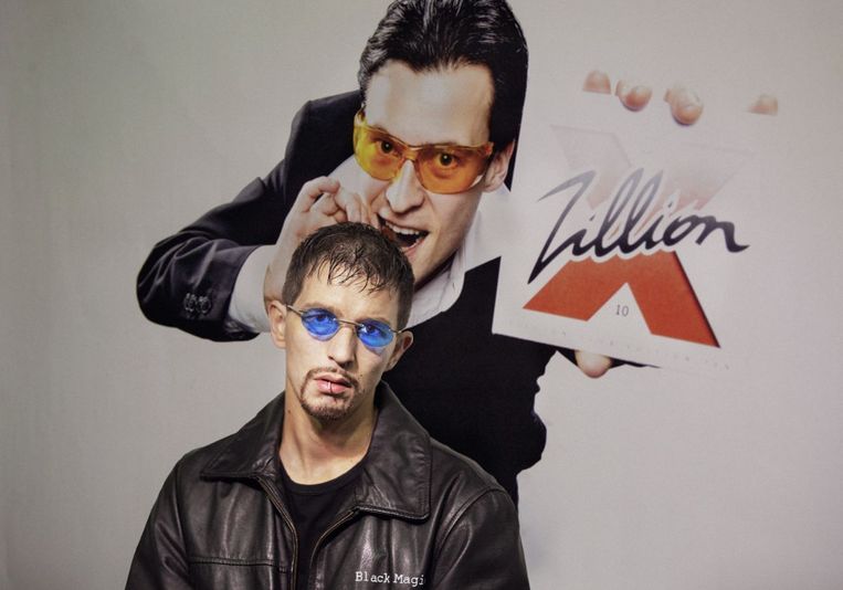 Wat een transformatie: eerste beeld van Matteo Simoni als Dennis Black ...