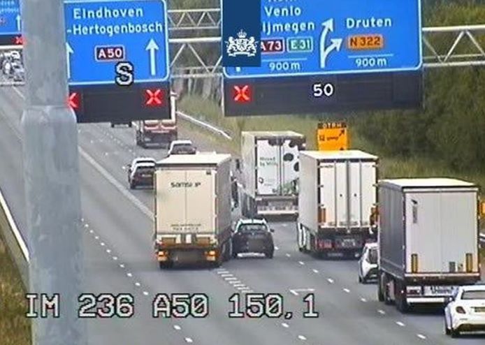 A50 bij Nijmegen weer open na ernstig ongeval met twee vrachtwagens ...