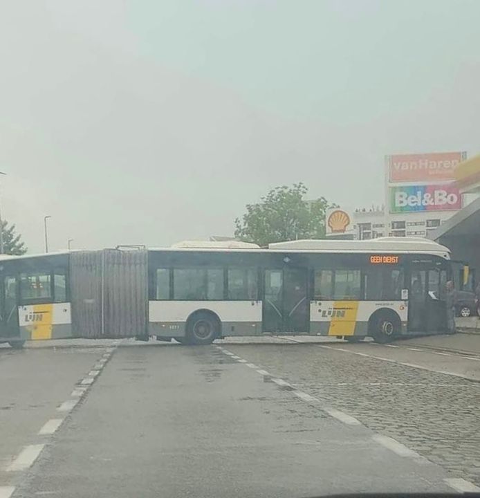 Bus van De Lijn rijdt zich vast op verkeerseiland aan Palinghuizen ...