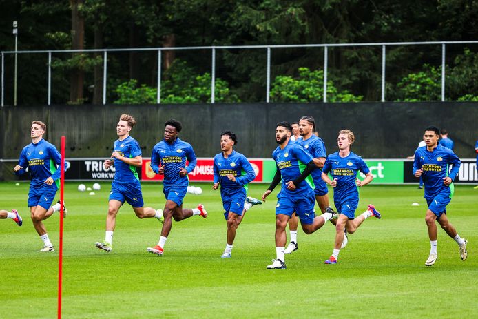 Dit zijn de dertien jonge talenten die nu bij PSV 1 meetrainen (en dit ...