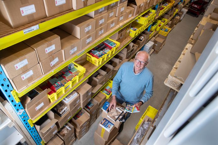 Oud-huisarts verspreidt bijbels in tientallen talen over heel de wereld ...