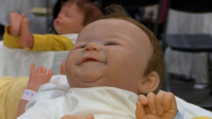 Amy maakt levensechte babypoppen: 'Ze voelen ook als een echte baby ...