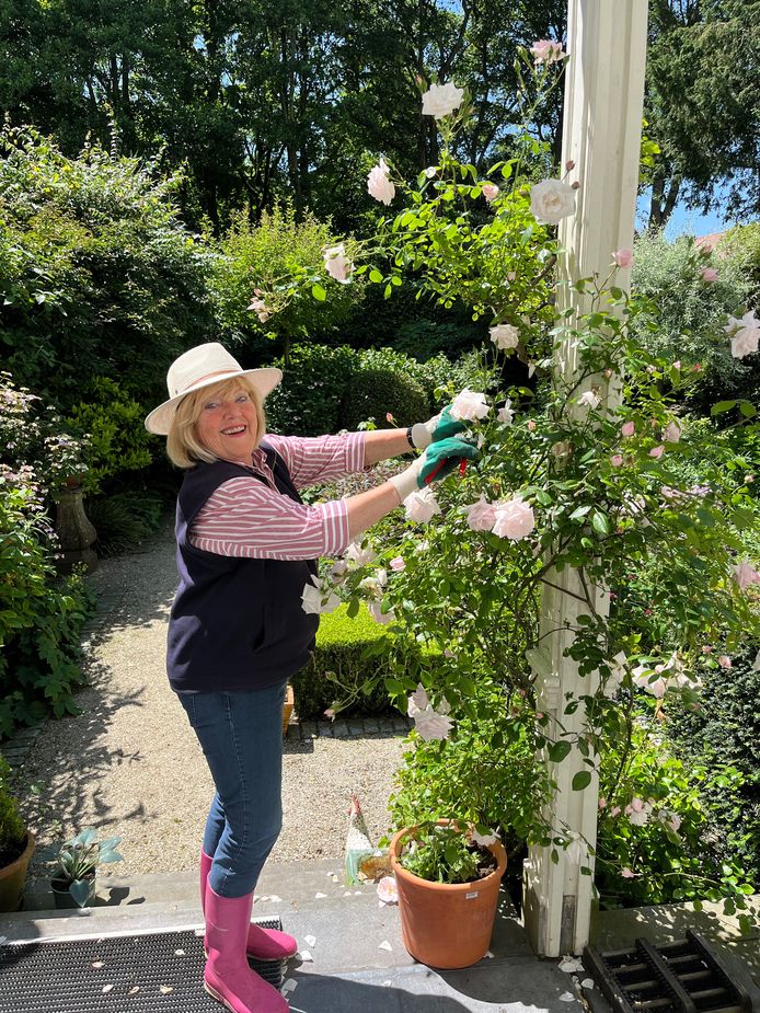 Angeline vindt het leuk om met andere tuinliefhebbers te praten ...