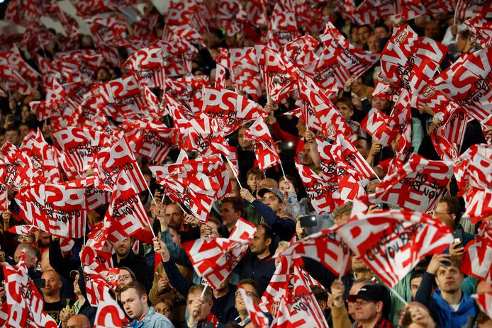Duizenden fans bezoeken open training PSV in Philips Stadion ...