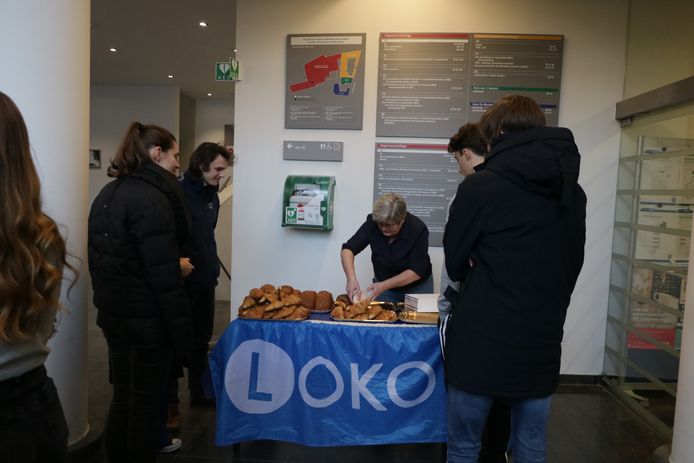 Studentenkoepel verwent blokkende studenten met gratis koffiekoeken ...