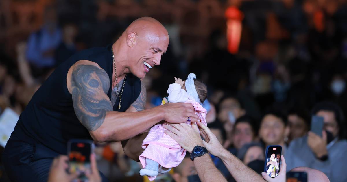 Baby crowdsurft naar Dwayne ‘The Rock’ Johnson tijdens promotour voor ...