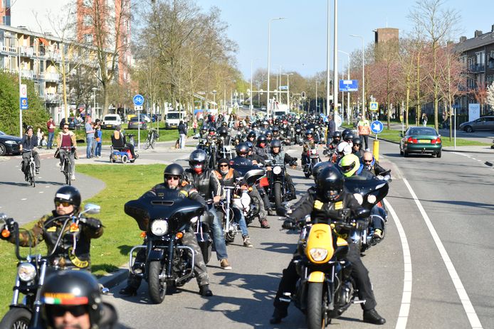 Honderden motoren rijden voor Molukse zaak door Alphen | Alphen | AD.nl