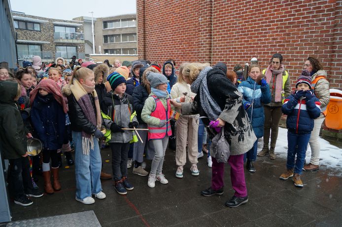 Zonnebloem zwaait juf Machteld uit: “Die cabrio hebben we toch maar achterwege gelaten ...