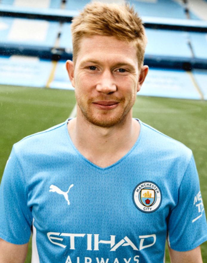 De Bruyne pronkt in nieuw thuistenue City, ook Kompany maakt opwachting ...