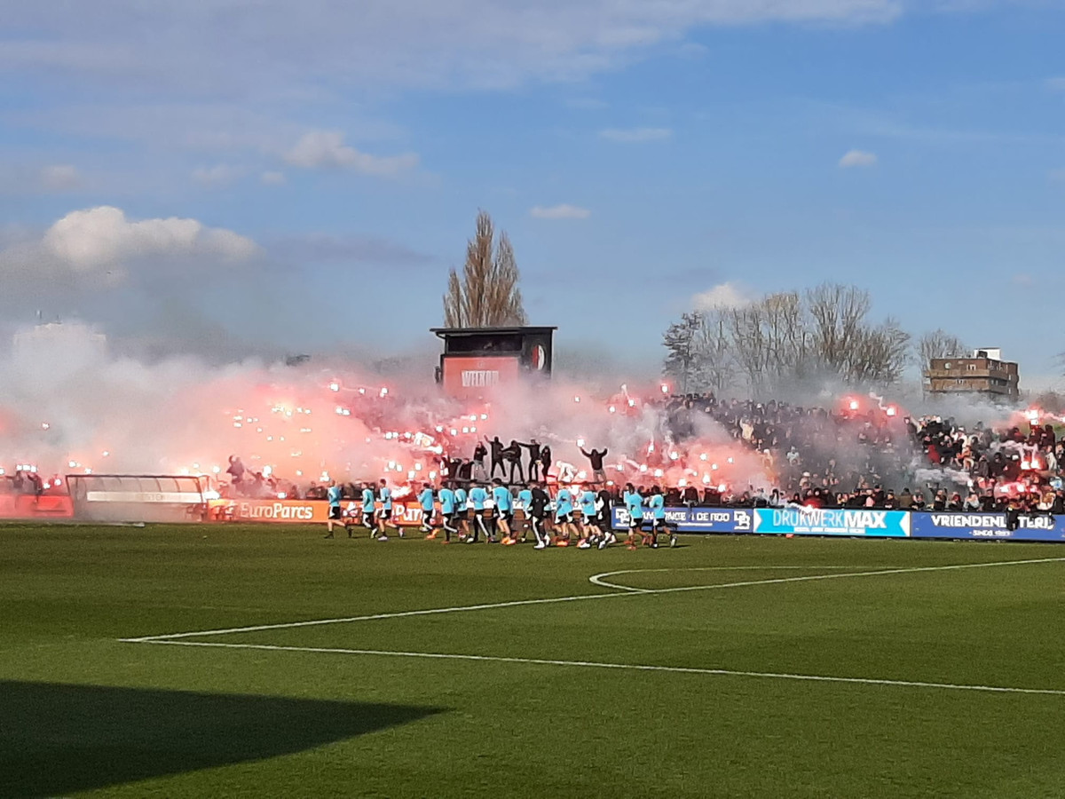 Veel vuurwerk en duizenden supporters bij laatste training Feyenoord ...