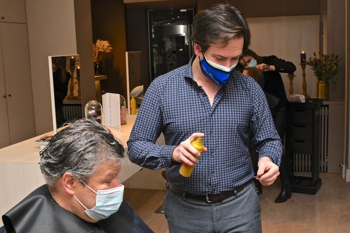 Kapper-burgemeester Francesco Vanderjeugd ontvangt schepen Geert ...