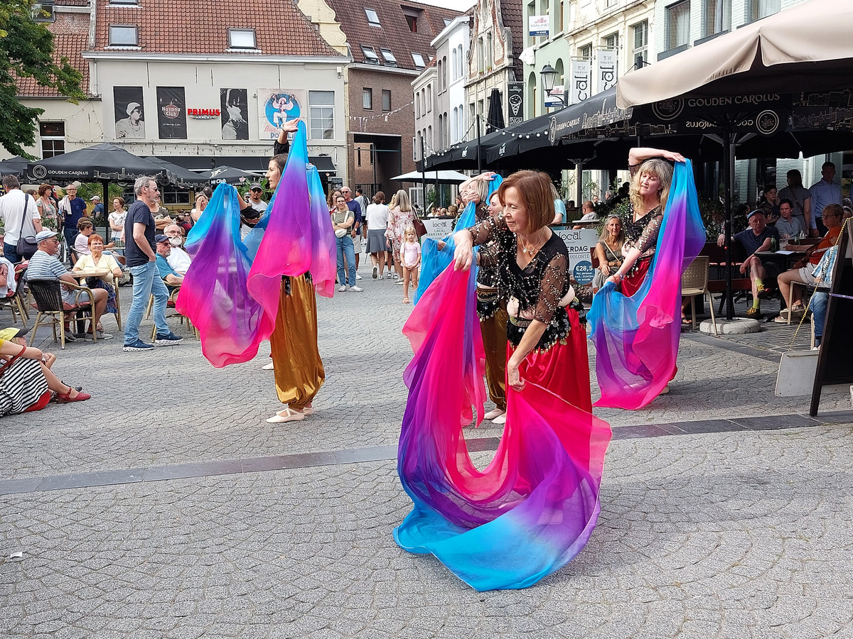 KIJK. Dansstorm wervelt door binnenstad: “Dans wordt zeker een blijver in onze zomer” | Foto ...