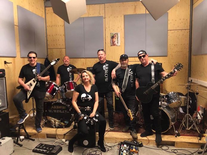 Covergroep Arrow viert zaterdag tienjarig bestaan: “Gek genoeg is ...