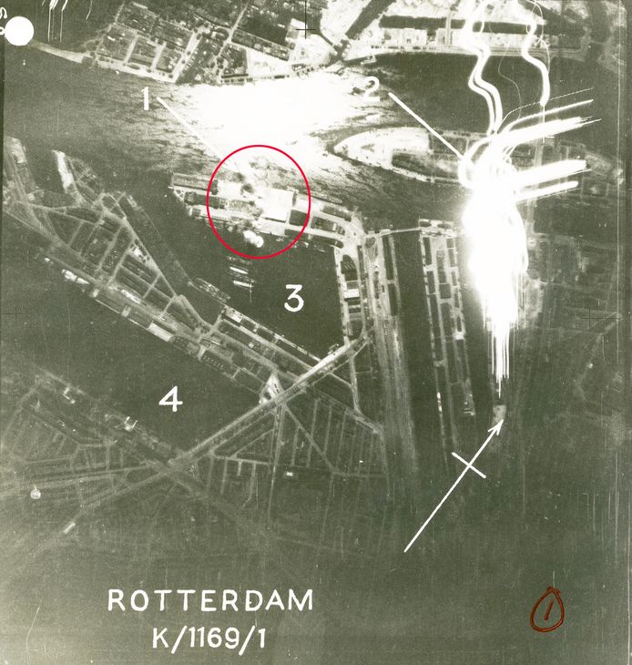 Unieke foto toont bommen op Rotterdamse haven | Rotterdam | AD.nl