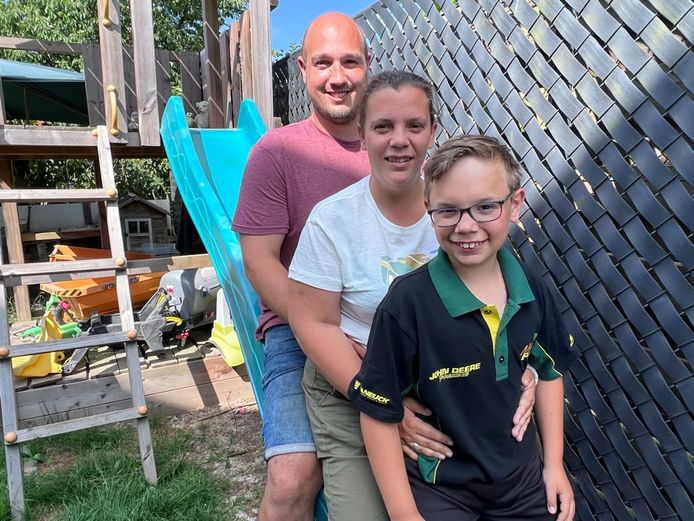 Zelfs in de tuin spelen is uit den boze voor zieke Lucas (10): "Even op ...