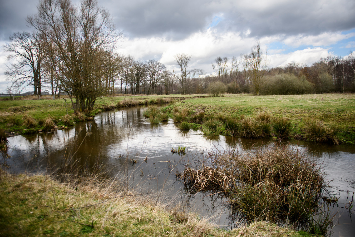 Boer Van Ansem vreest ‘zeiknatte’ boerderij door plannen met beekdal ...