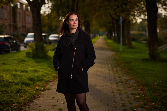 Zoë runt escortservice vanuit huis, daar zijn haar buren niet blij mee ...