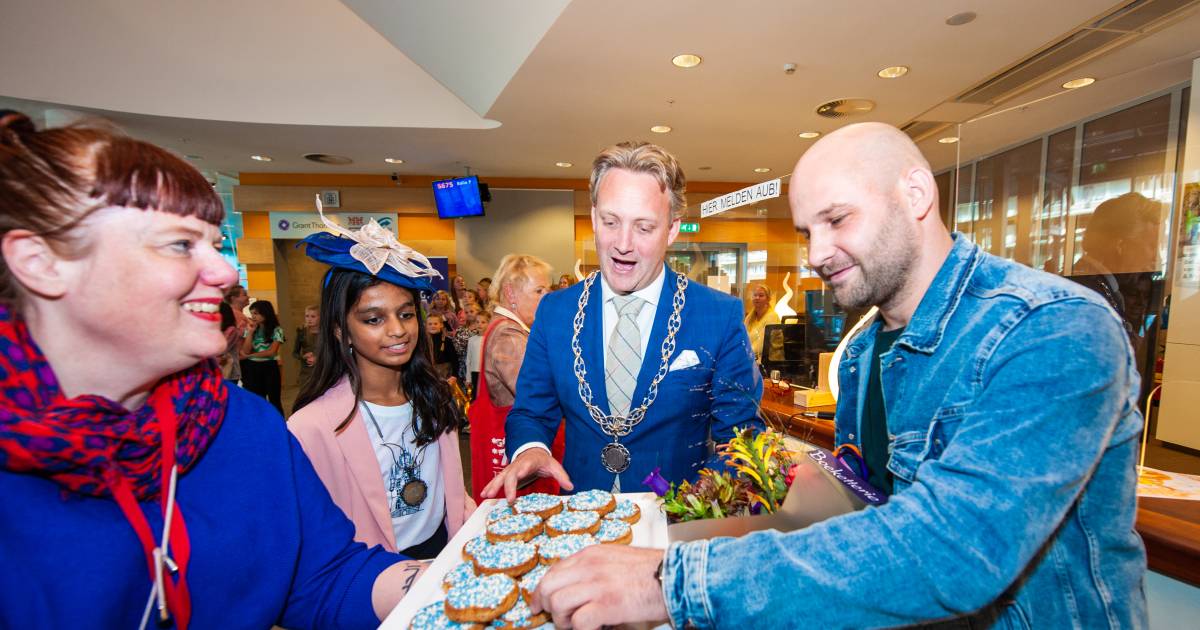 Beschuit met muisjes voor baby Lars, de 75.000ste inwoner van Gouda ...