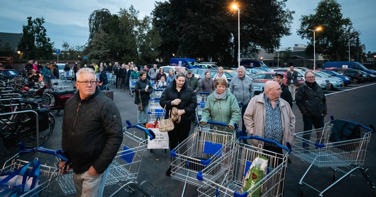 Lange rij bezoekers bij heropening supermarkt in Best: ‘Blij dat de Aldi weer open is’ | Best ...