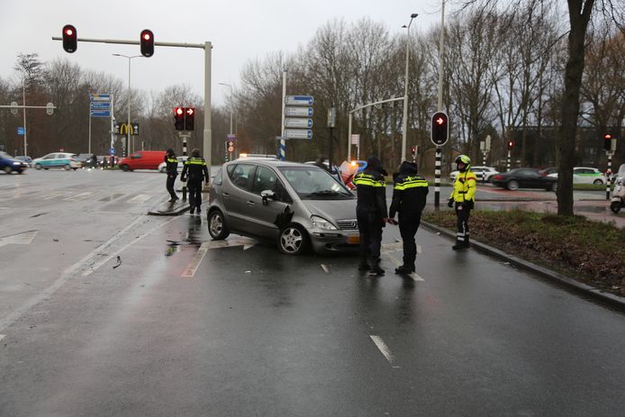 Man gewond na botsing tegen paal op Lozerlaan, auto komt op andere weghelft tot stilstand | Den ...