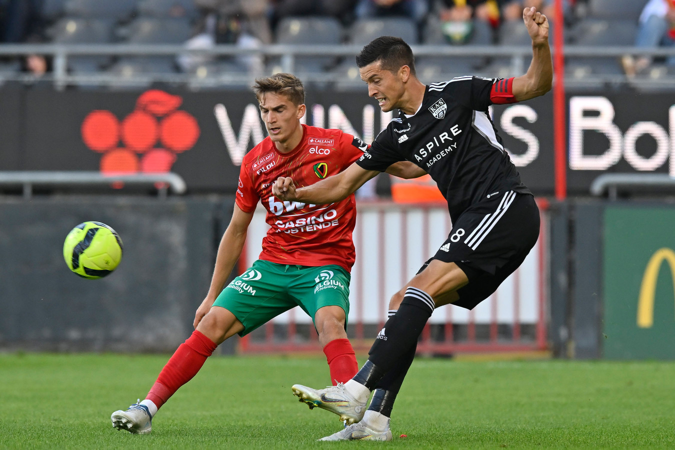 Oostende pakt derde competitiezege na half uur met tien man tegen Eupen ...