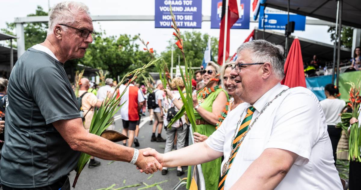 Burgemeester Bruls is aan vakantie toe: Italië, korte broek, en ja ...