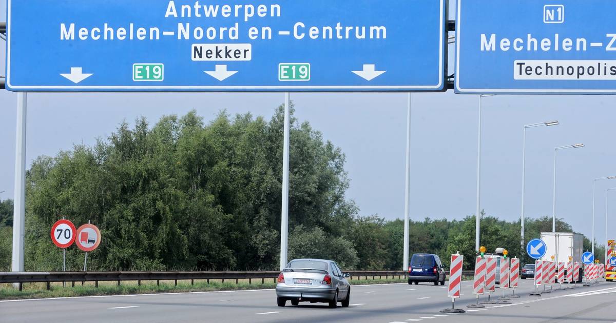 30 kinderen geëvacueerd uit brandende bus op E19 | Binnenland | hln.be