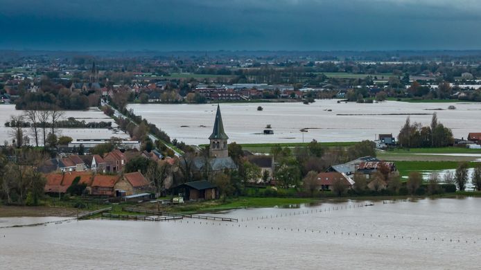 LIVE WATEROVERLAST WESTHOEK. Water trekt stilaan weg door droger weer ...