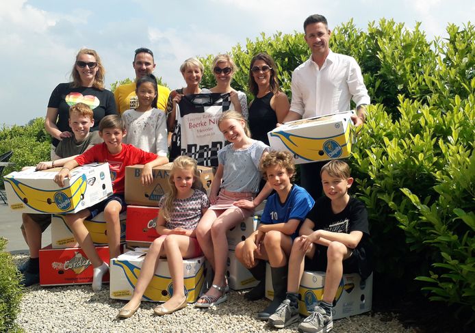 Koppel uit Heultje zamelt al drie jaar kledij in voor Gambia: “Het ...