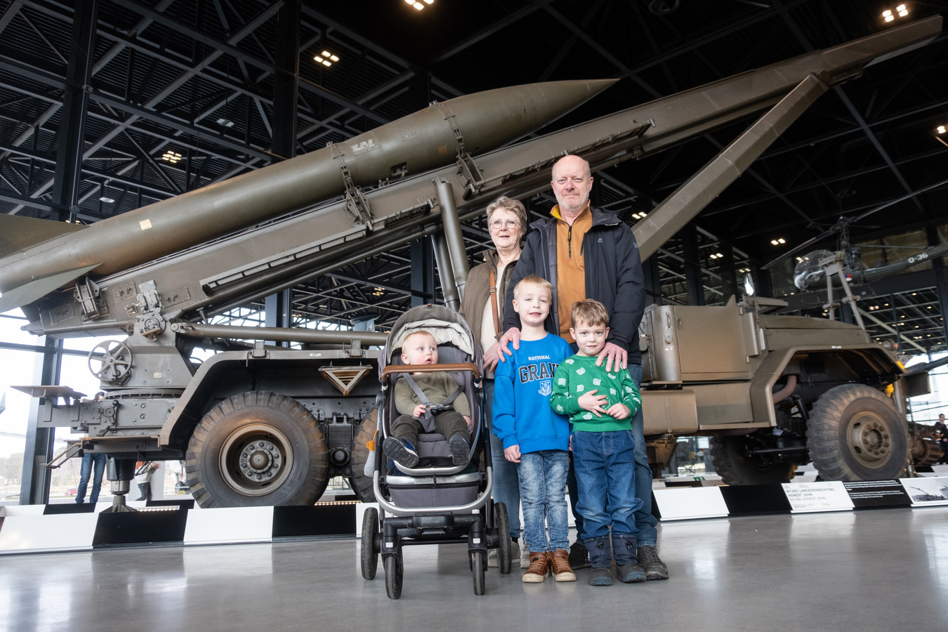 Terwijl bommen in Oekraïne vallen, brengen in Militair Museum duizenden ...