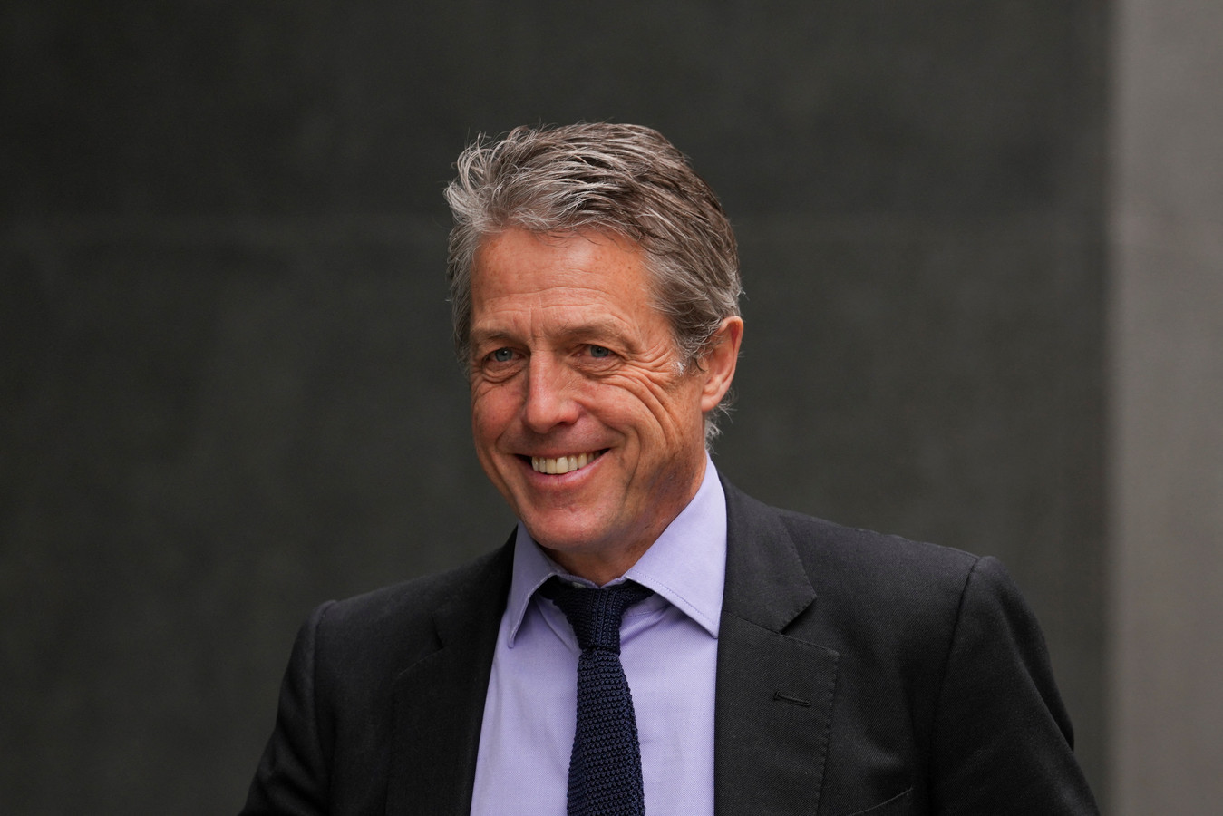 Hugh Grant getuigt in rechtszaak tegen Britse tabloid: ‘De krant brak ...