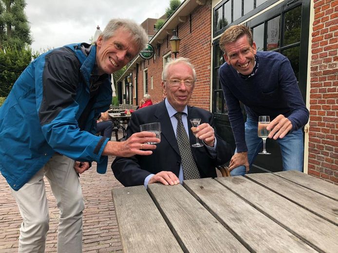 ‘Meneer de burgemeester’ Dik (1932-2022) trok jas aan over zijn pyjama ...