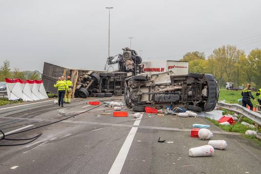 Dode en zes gewonden na enorme crash op A73: snelweg tussen Malden en Wijchen tot avondspits ...
