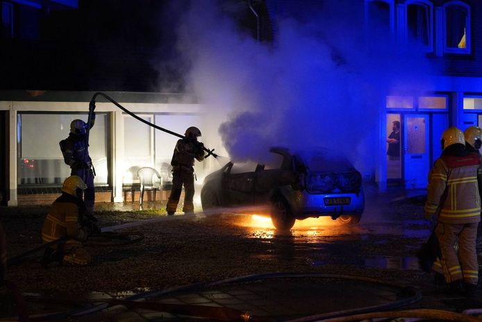 Auto brandt volledig uit voor woning in Eerbeek | Brummen | destentor.nl