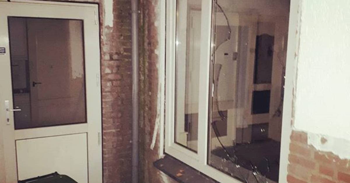 Man poept voor voordeur en valt met broek op de enkels in slaap in de ...