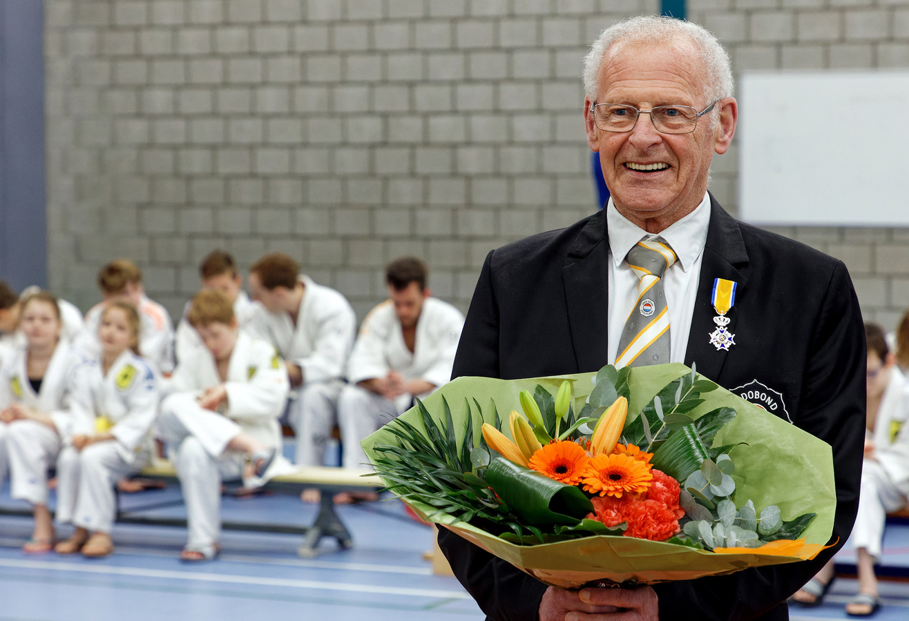 Koninklijke eer voor Bert van Rooij van Budoclub Schijndel | Foto | AD.nl