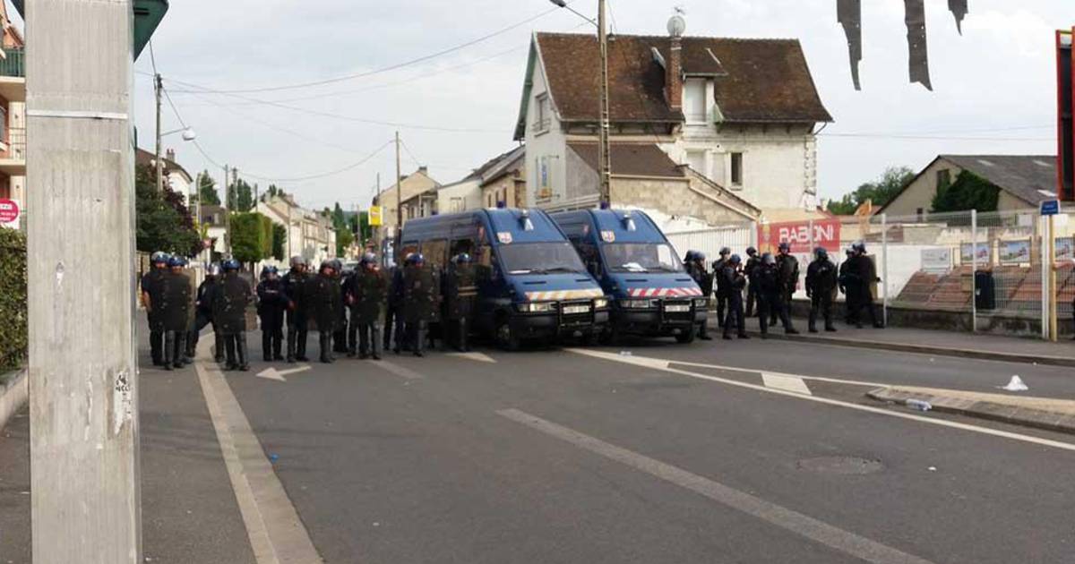 Rellen bij Parijs na dood gearresteerde jongeman | Buitenland | hln.be