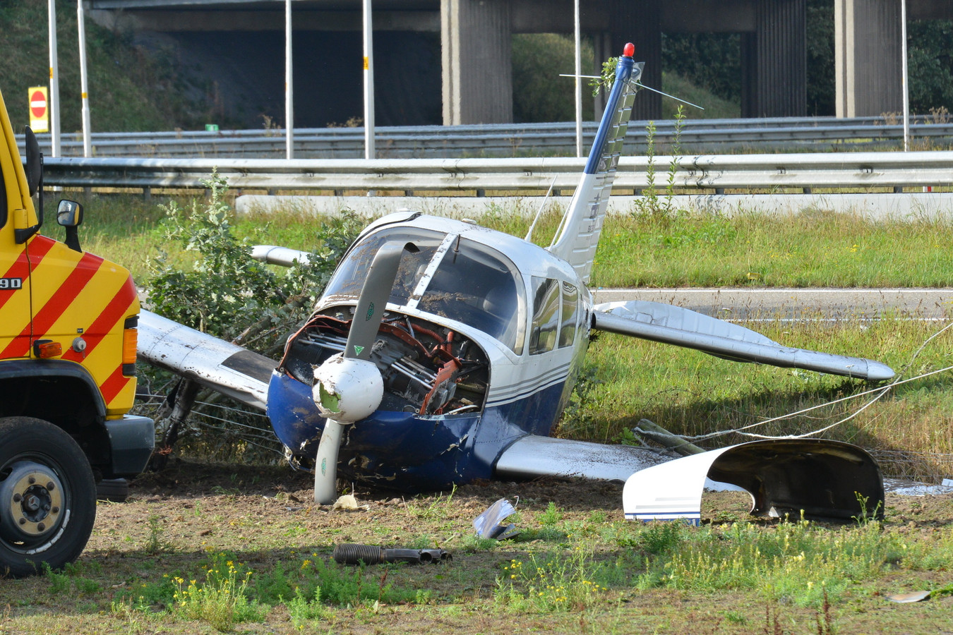 Vliegtuig van baan geschoten op Breda International Airport, drie ... Vliegtuig van baan geschoten op Breda International Airport, drie ...
