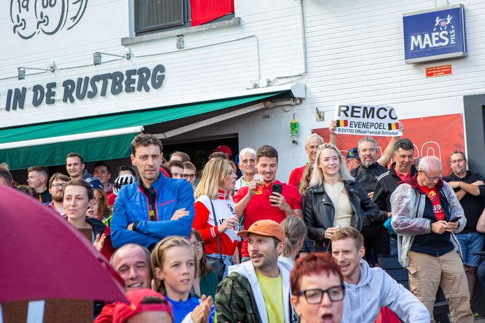Het feest kan beginnen in Schepdaal... Supporters schreeuwen Remco naar ...